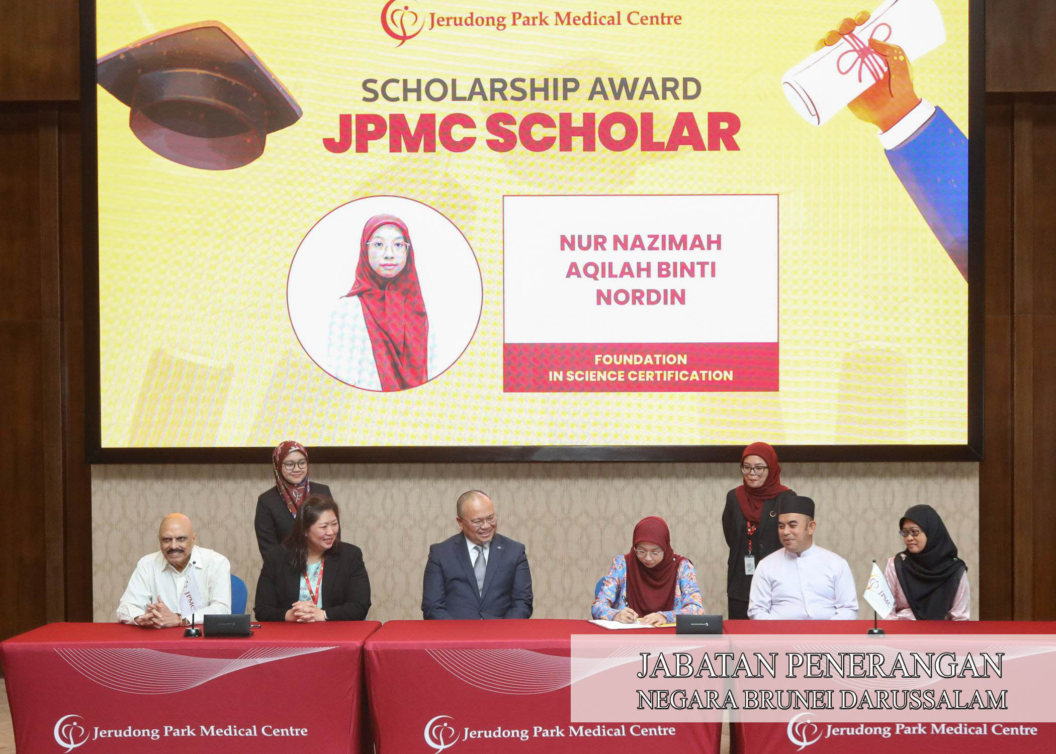 Berita Terkini - 5 pelajar dianugerahkan Program Biasiswa...